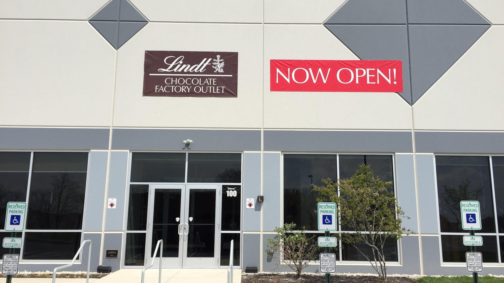 LINDT CHOCOLATE SHOP - Carlisle PA - Hours, Directions, Reviews ...